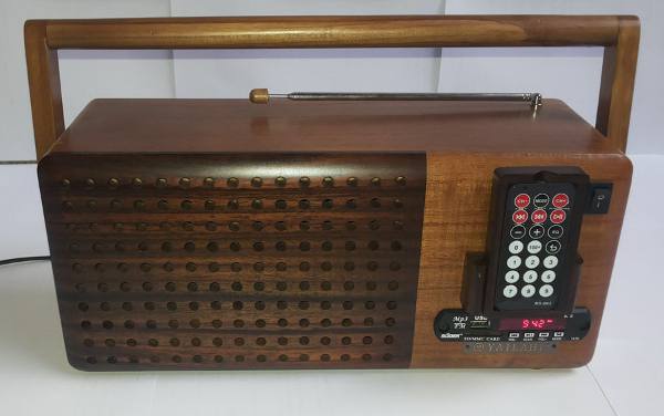 Yailahi, Casing Radio Sekaligus Ornamen Ruang