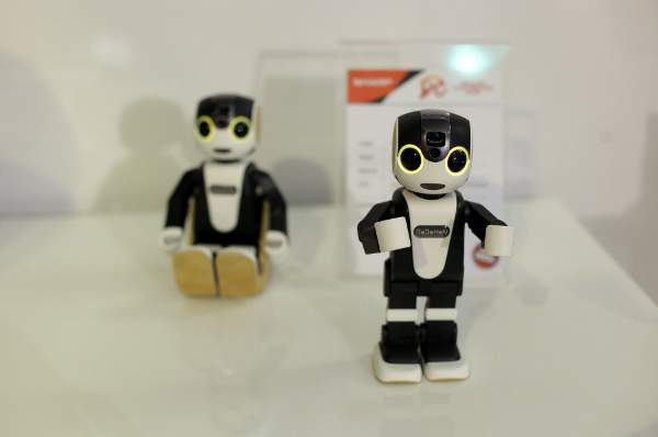 Sharp Perkenalkan Robot Ponsel Pintar