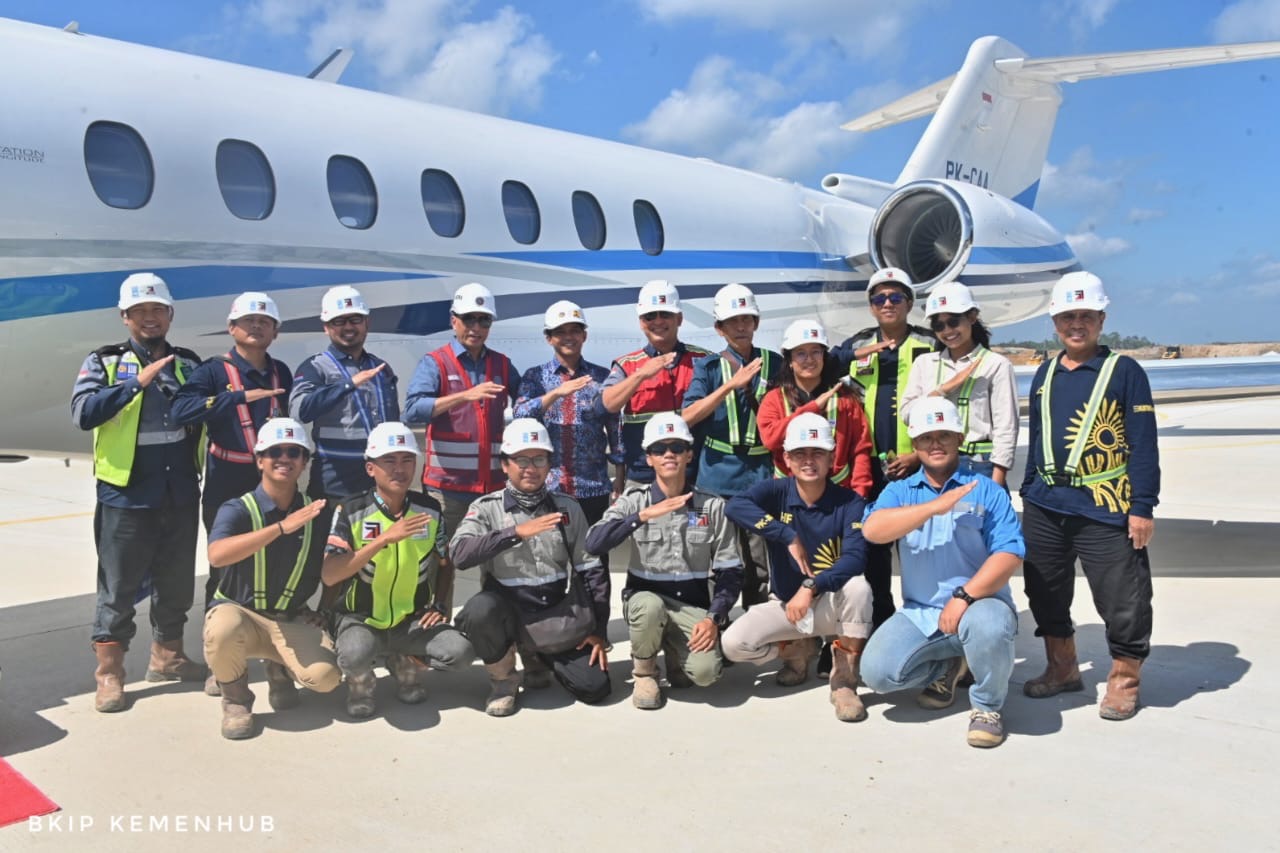 Perdana, Pesawat Jet Mendarat di Bandara IKN, Mengangkut Menhub dan ...
